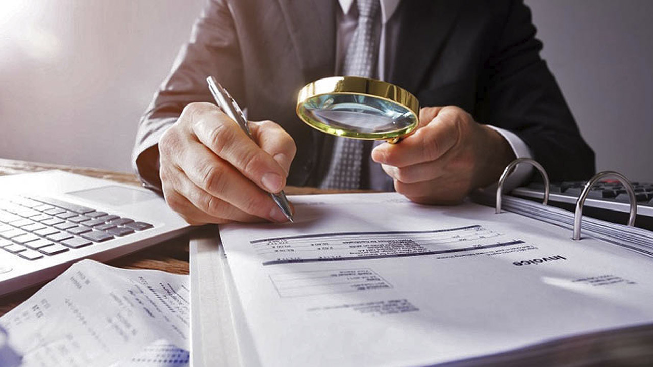 ¿Cómo identifica el SAT que una factura es falsa?