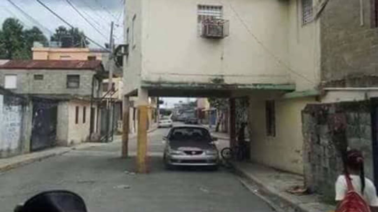 ¿Qué hacer si un vecino o negocio invade la banqueta?