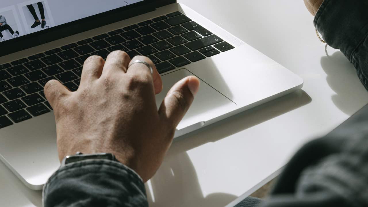 La historia detrás de mi adicción a las compras en línea y cómo la superé